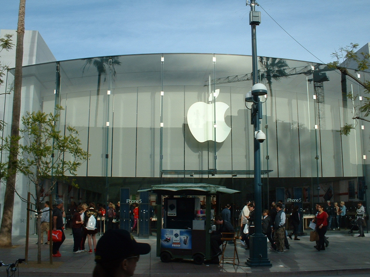 Apple’s new Santa Monica store — beautiful for tourists, ugly for bikes ...