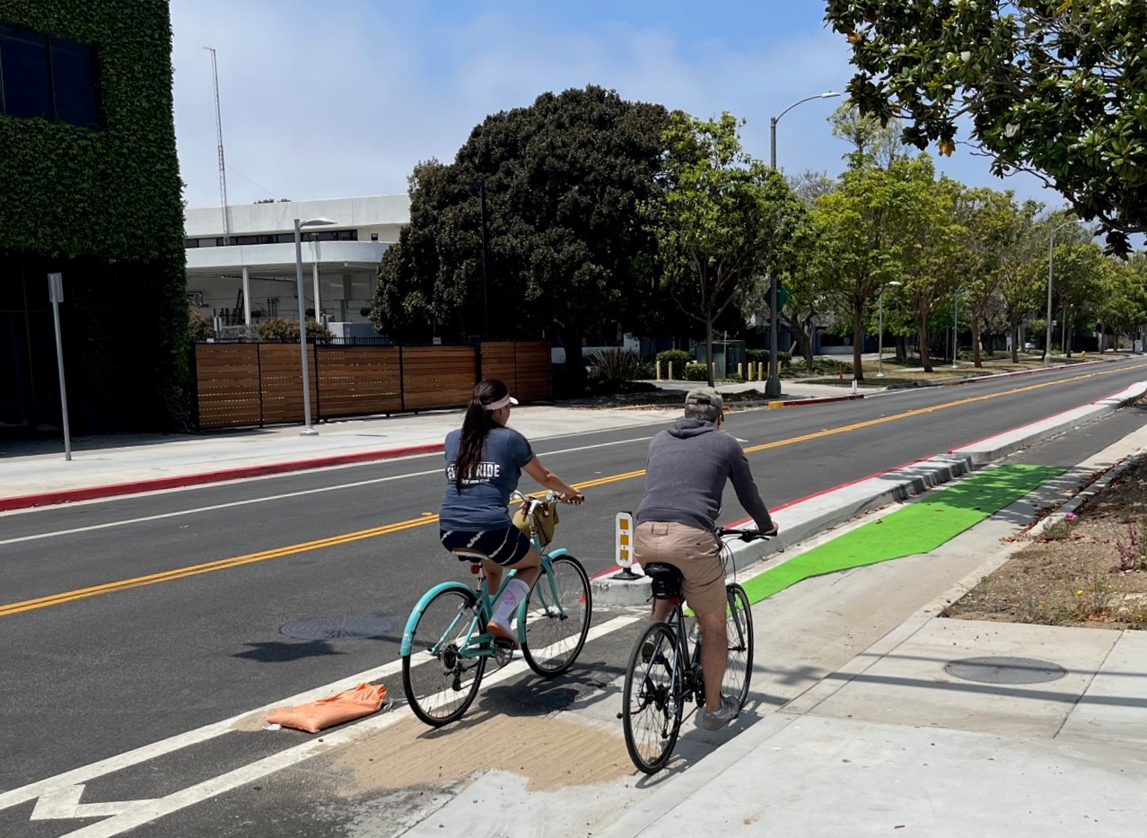 Santa Monica's New 17th Street Curb-Protected Bike Lanes are Amazing ...